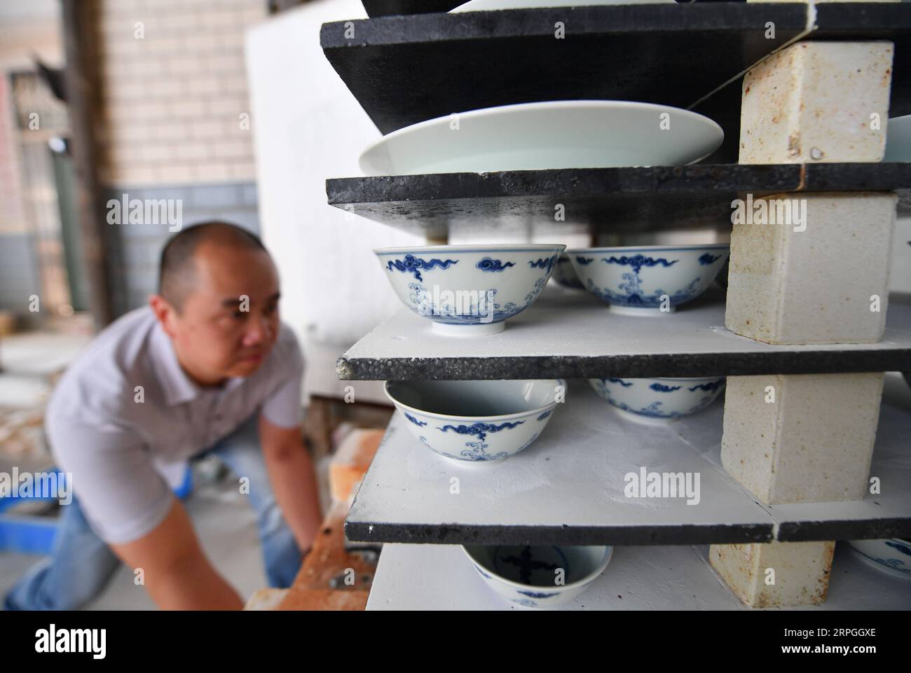 191016 -- NANCHANG, Oct. 16, 2019 -- A member of the team ...