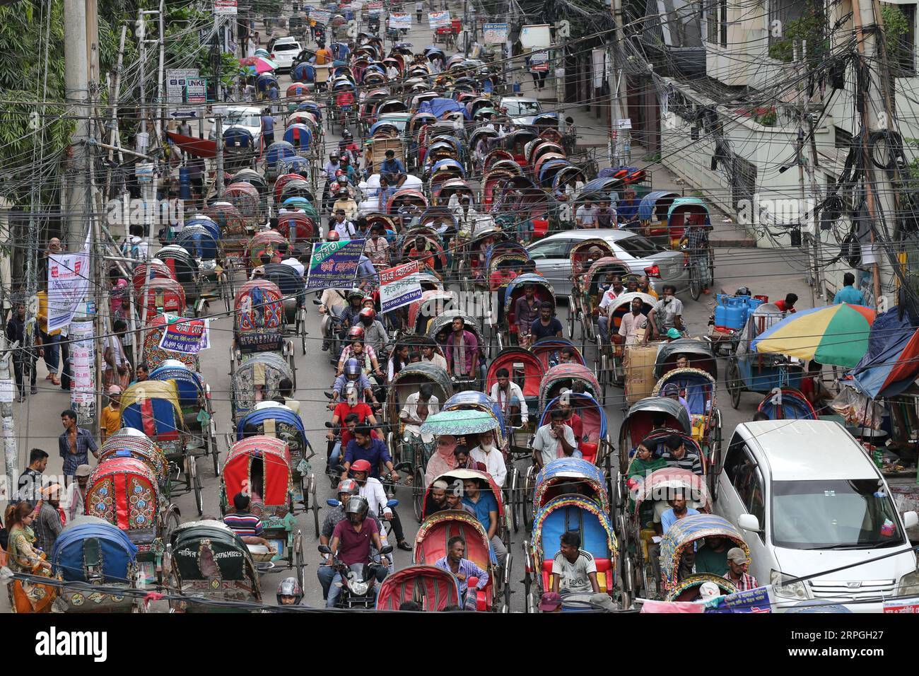 People stuck in a traffic jam in Dhaka, Bangladesh Stock Photo - Alamy