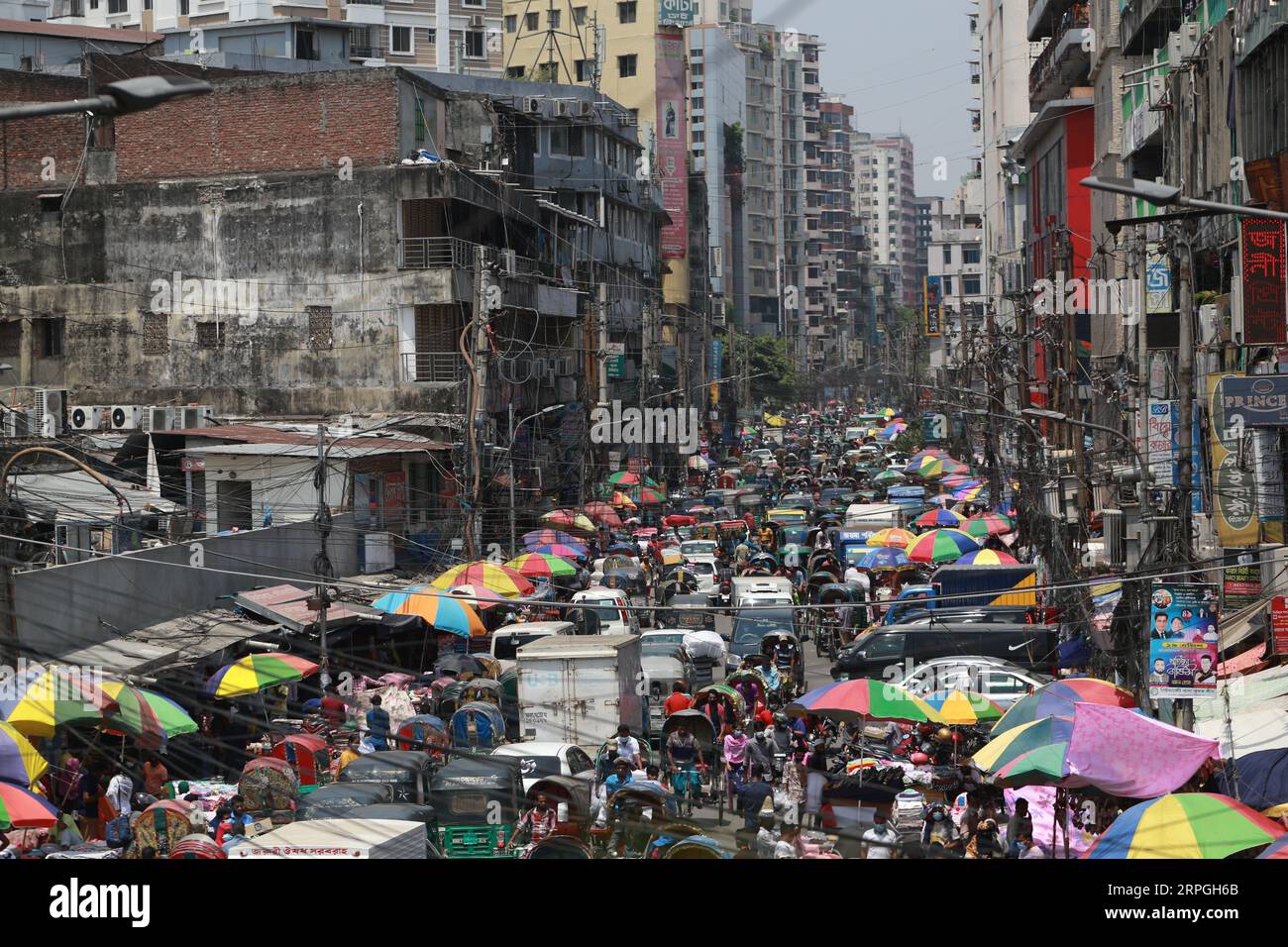 People stuck in a traffic jam in Dhaka, Bangladesh Stock Photo - Alamy