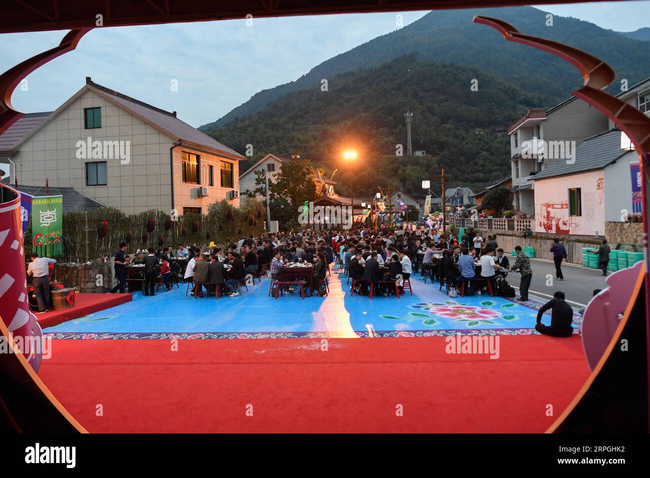 191016 -- HANGZHOU, Oct. 16, 2019 -- Local villagers and tourists enjoy ...