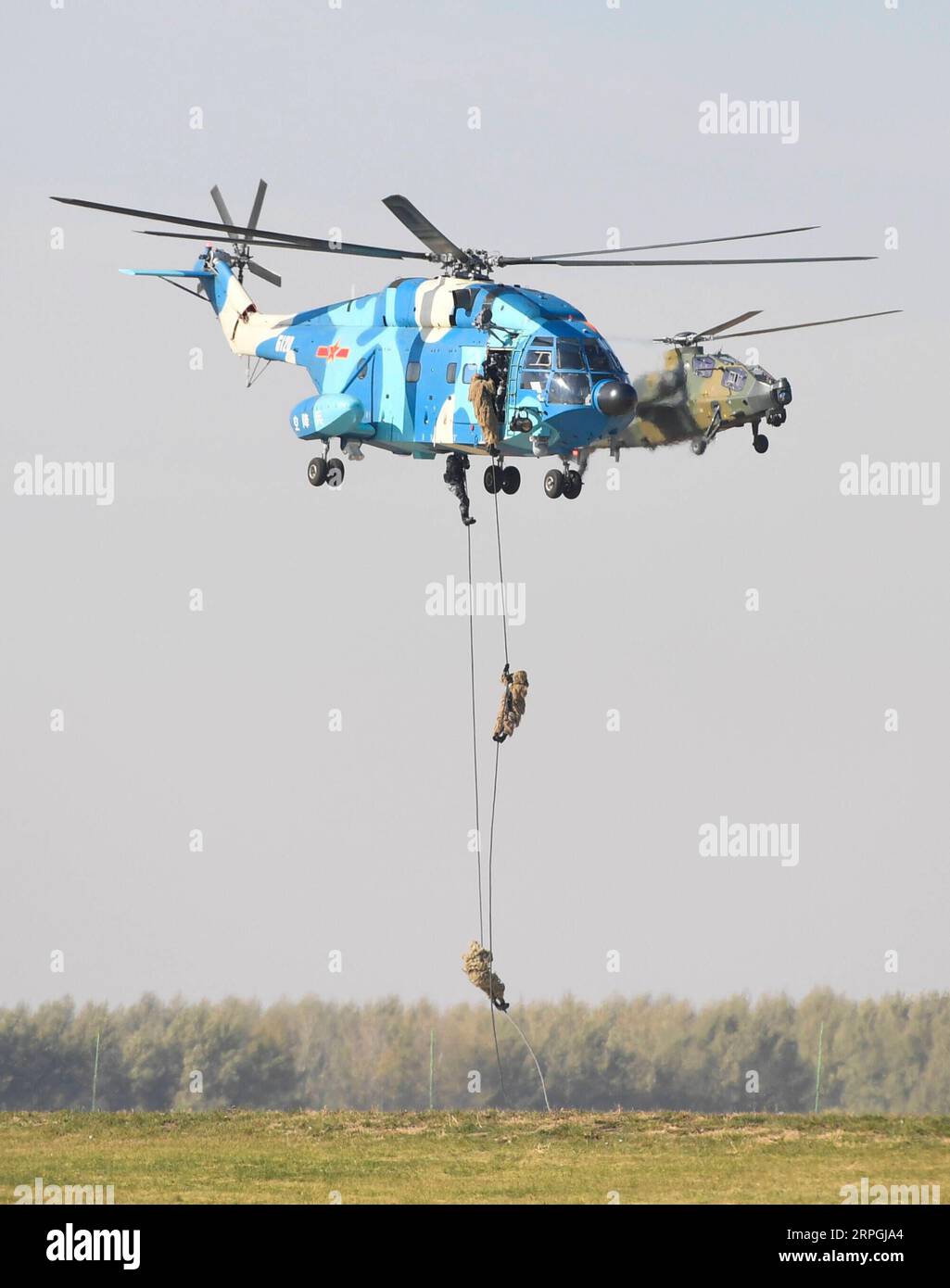 191017 -- CHANGCHUN, Oct. 17, 2019 -- Airborne force makes a ...