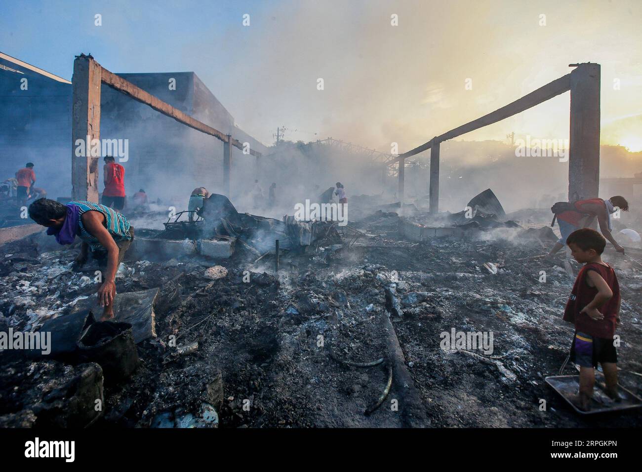 191018 -- NAVOTAS CITY, Oct. 18, 2019 Xinhua -- Residents look for ...