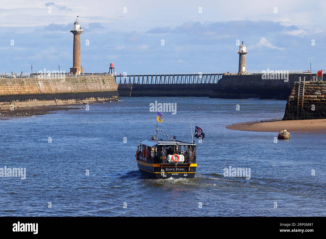 Whitby boat rides hi-res stock photography and images - Alamy