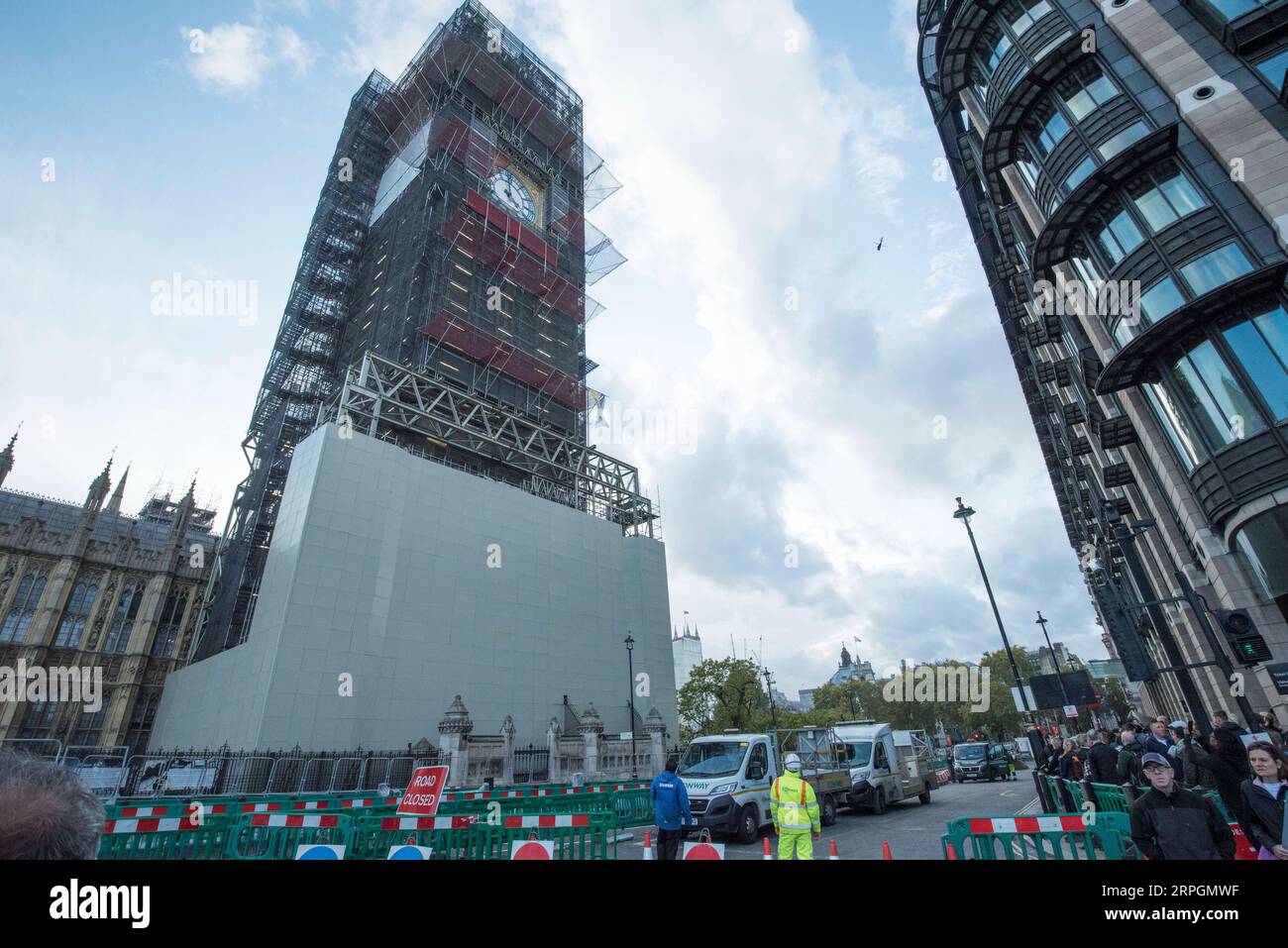 191018 -- LONDON, Oct. 18, 2019 -- The surrounding roads are closed as ...