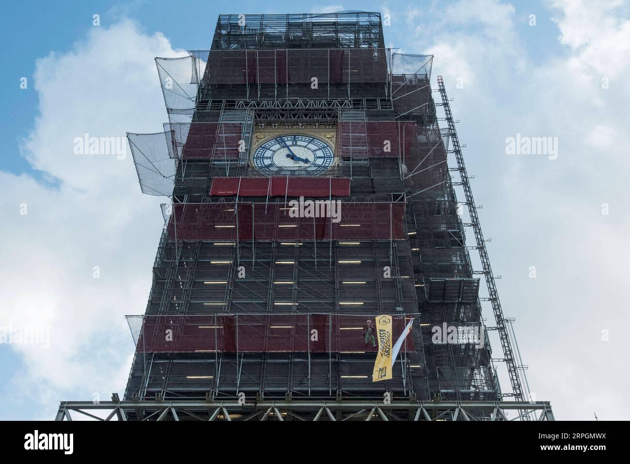 191018 -- LONDON, Oct. 18, 2019 Xinhua -- An Extinction Rebellion ...