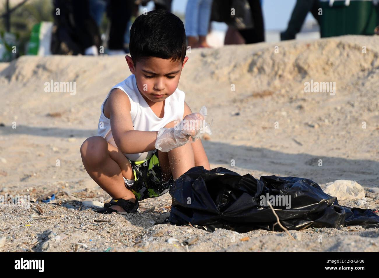 191019 -- KUWAIT CITY, Oct. 19, 2019 Xinhua -- A boy collects trash on ...