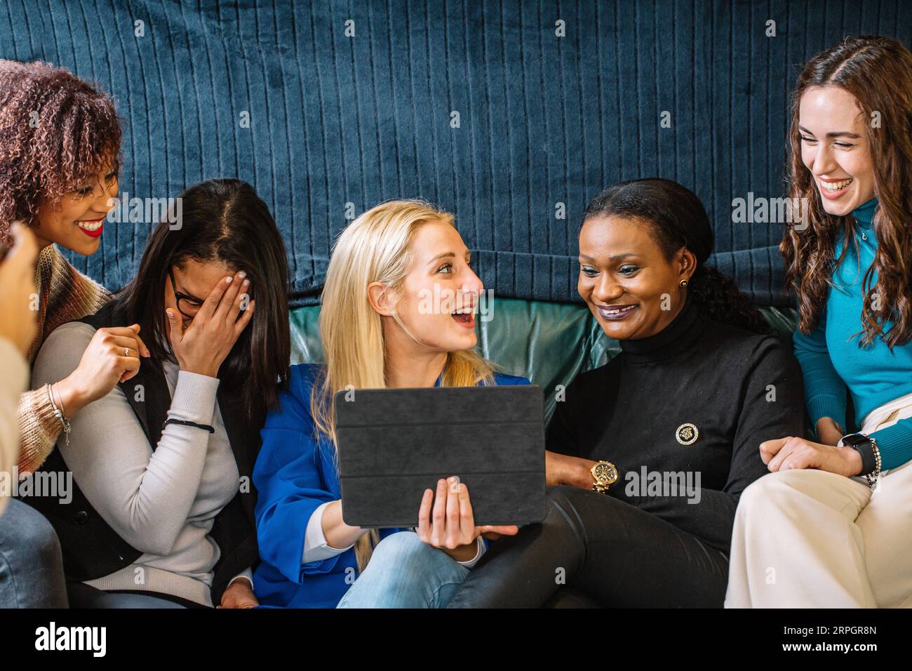 Group of girls laughing pointing hi-res stock photography and images ...