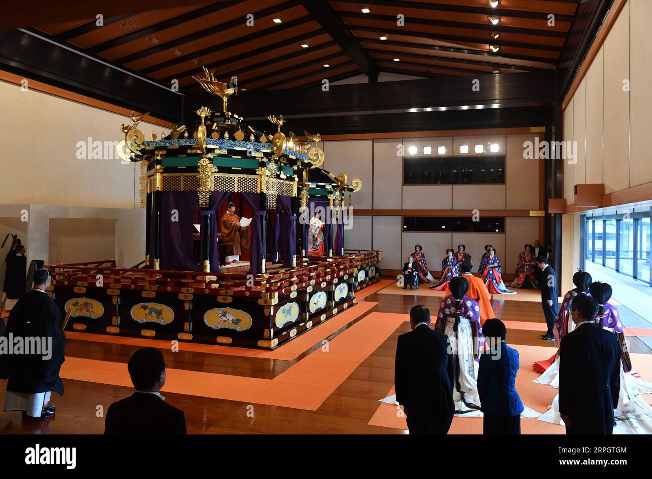191022 -- TOKYO, Oct. 22, 2019 Xinhua -- Japanese Emperor Naruhito and ...