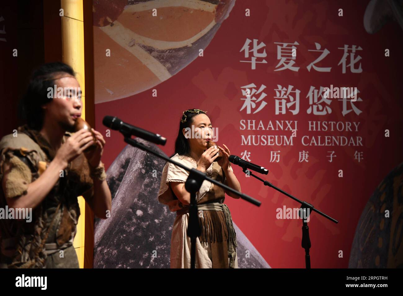 191022 -- XI AN, Oct. 22, 2019 -- Performers play the egg-shaped ...