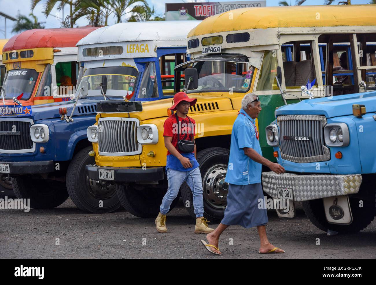 191023 -- APIA, Oct. 23, 2019 -- Passengers get ready for a public bus ...