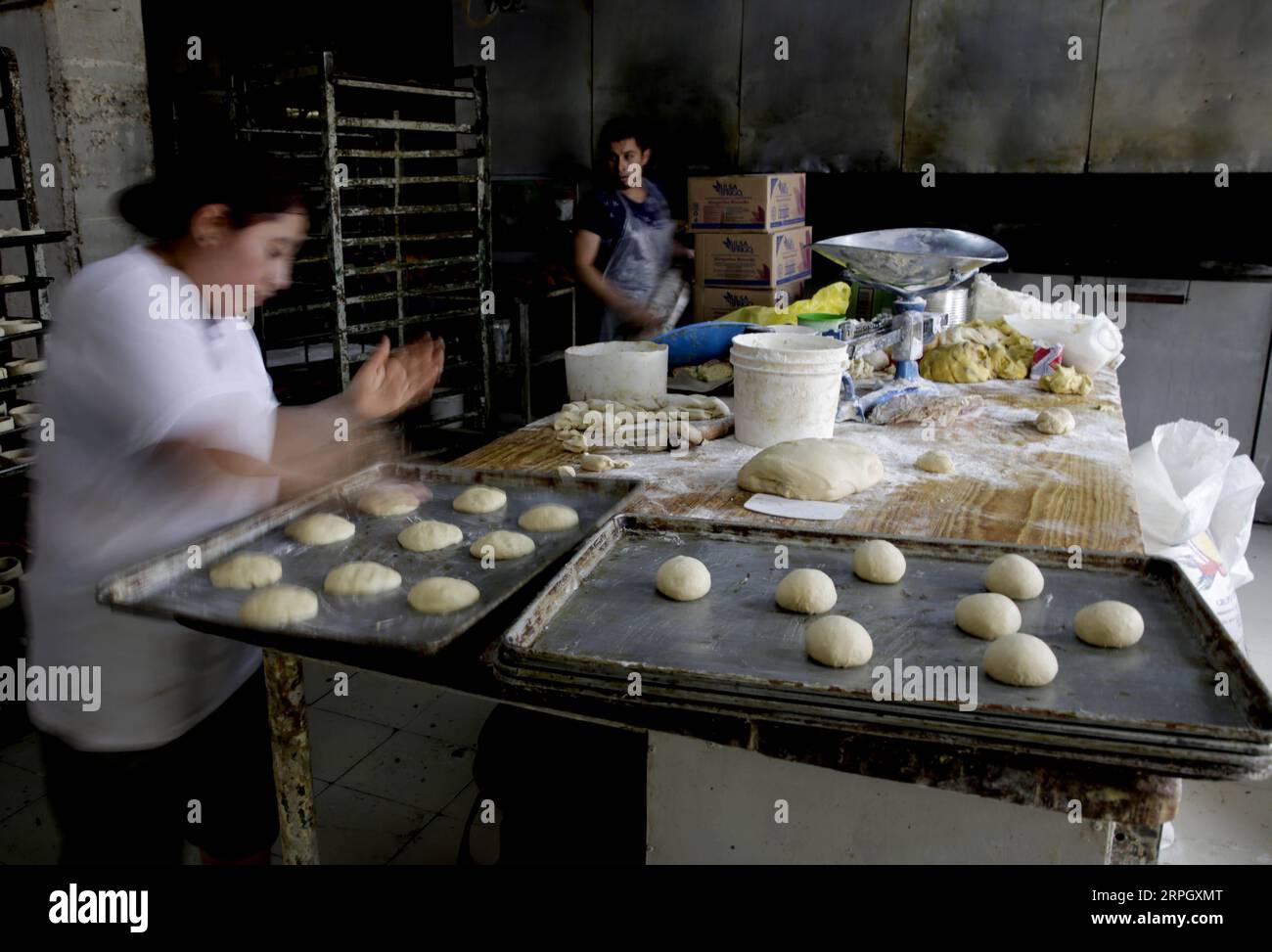 191024 -- MEXICO CITY, Oct. 24, 2019 Xinhua -- Bakers make pan de ...