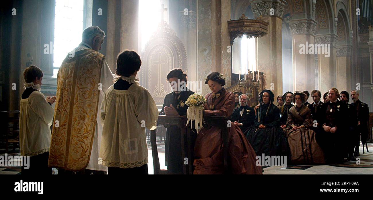 Elizabeth Olsen and Oscar Isaac in a scene from the ©Roadside ...