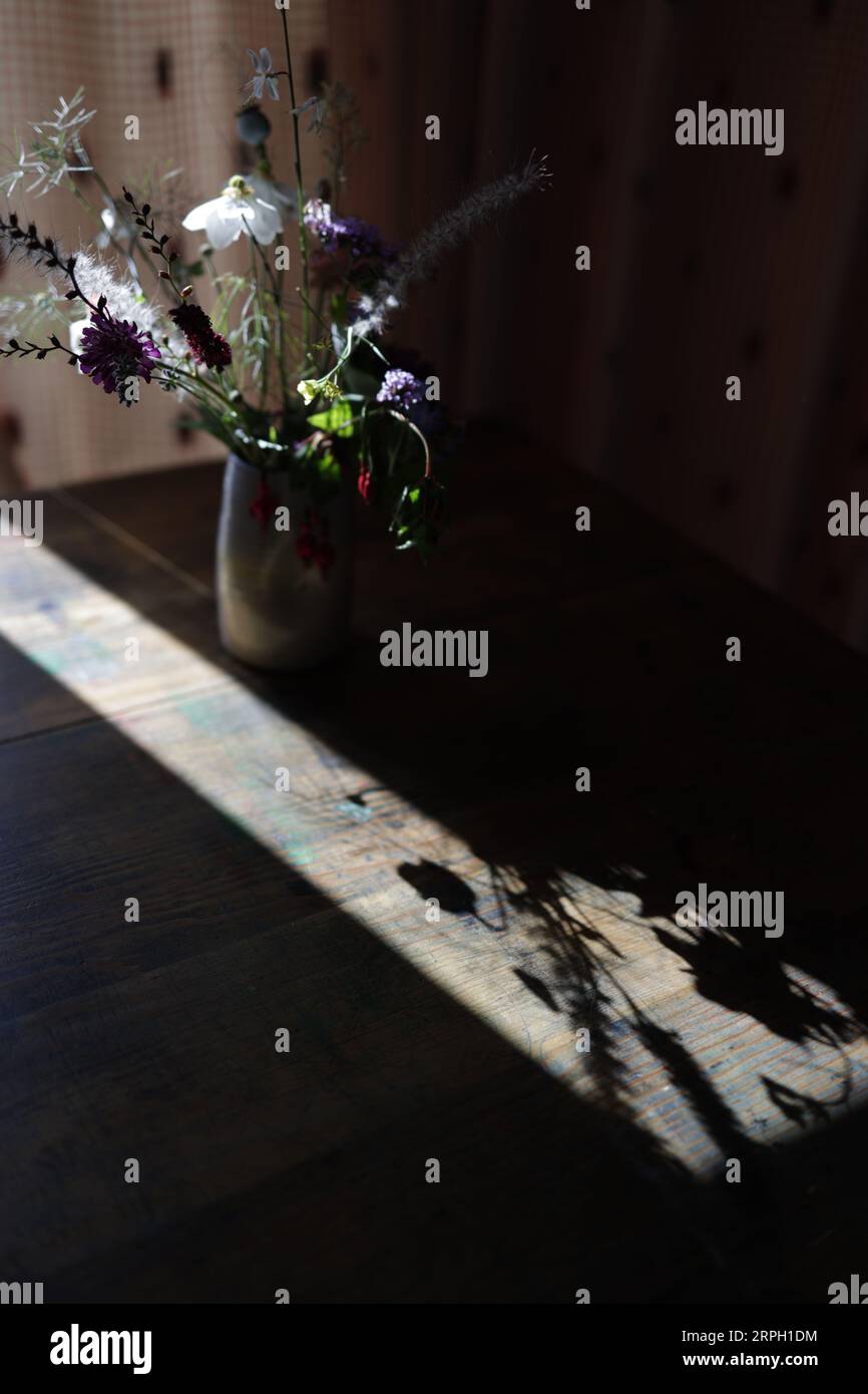 Flowers on desk hi-res stock photography and images - Alamy