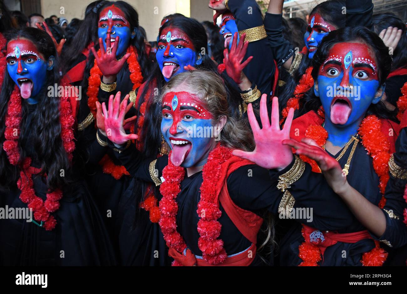 Mumbai, India. 04th Sep, 2023. Students of SNDT college paint their ...