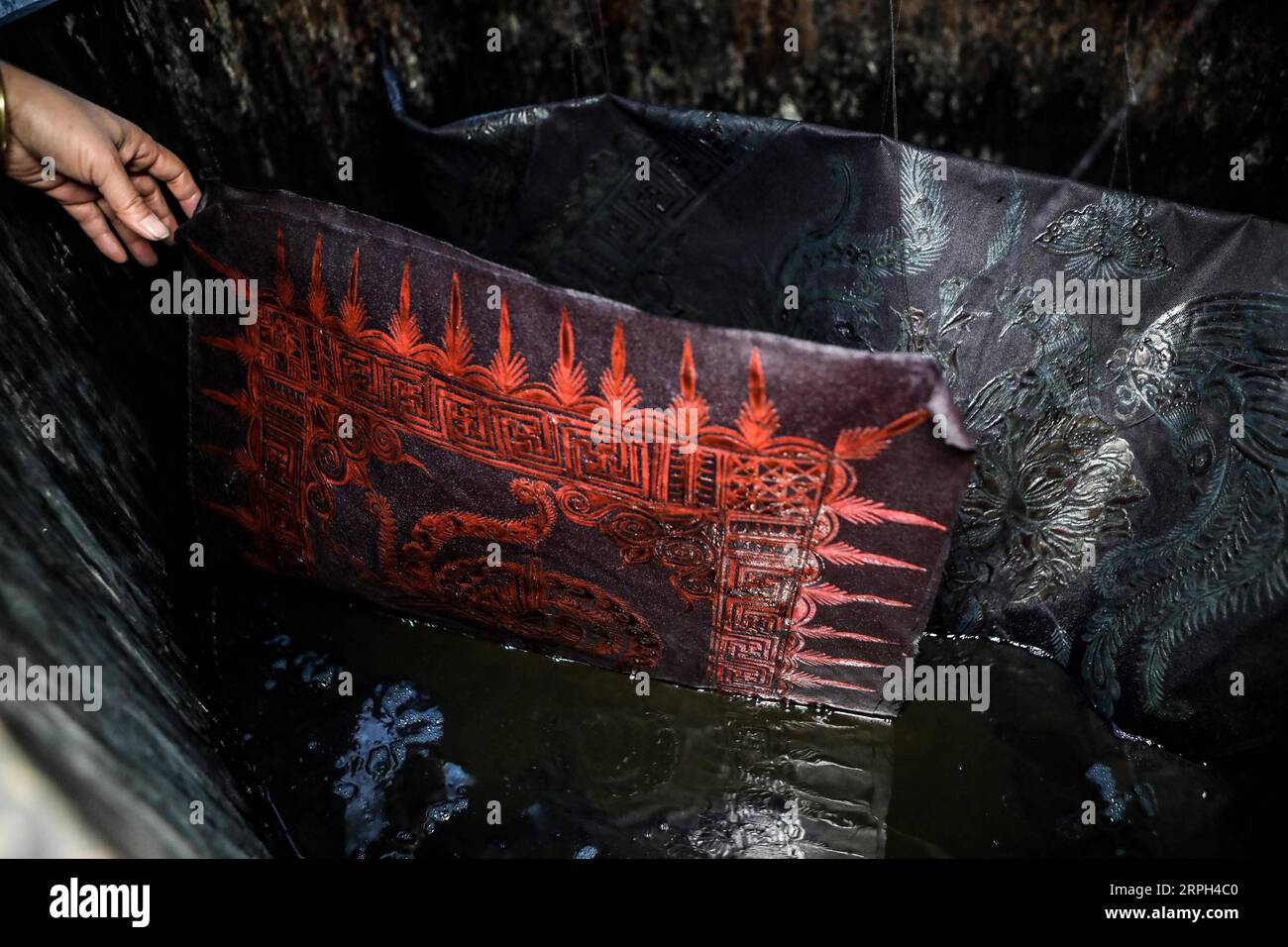 191029 -- GUIZHOU, Oct. 29, 2019 -- Yang Fang dyes batik patterns at ...