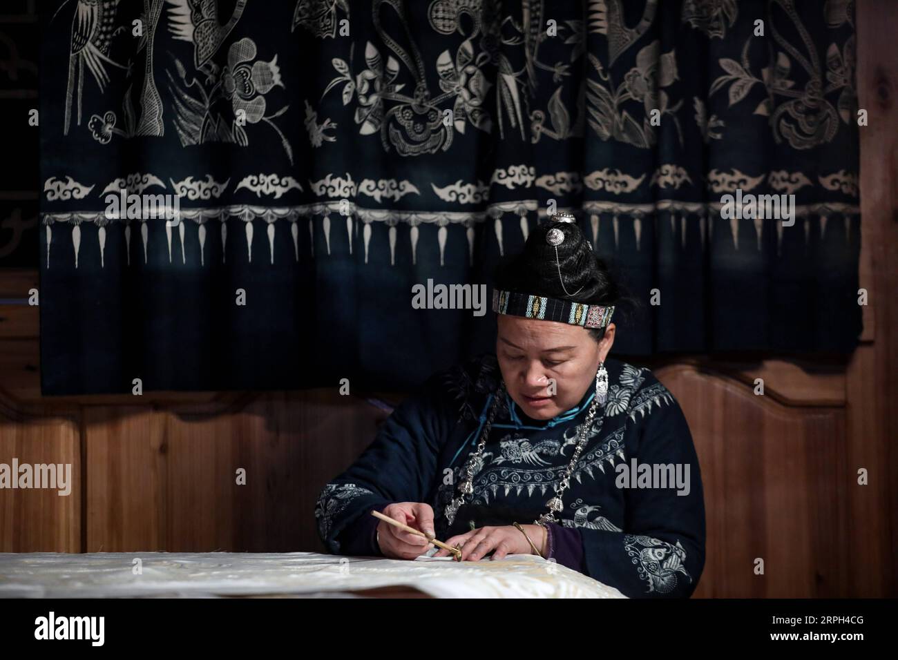 191029 -- GUIZHOU, Oct. 29, 2019 -- Yang Fang draws batik patterns at ...