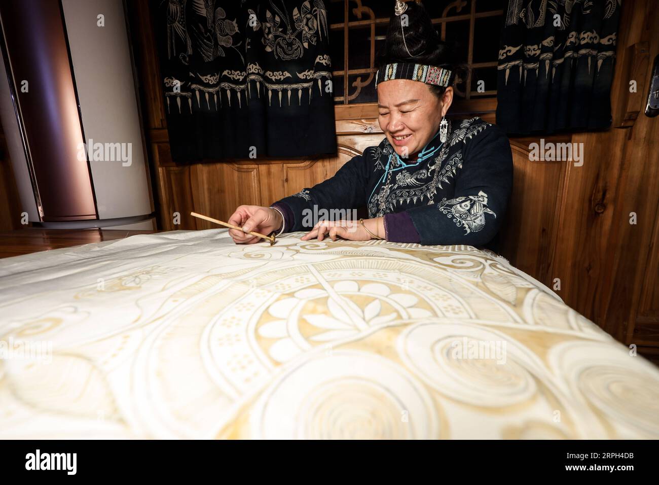 191029 -- GUIZHOU, Oct. 29, 2019 -- Yang Fang draws batik patterns at ...