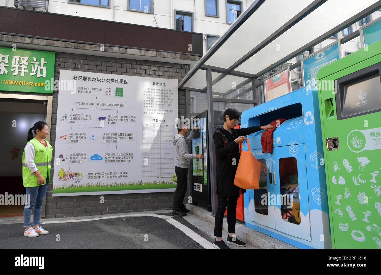 191031 -- NANCHANG, Oct. 31, 2019 -- Residents throw waste into a ...
