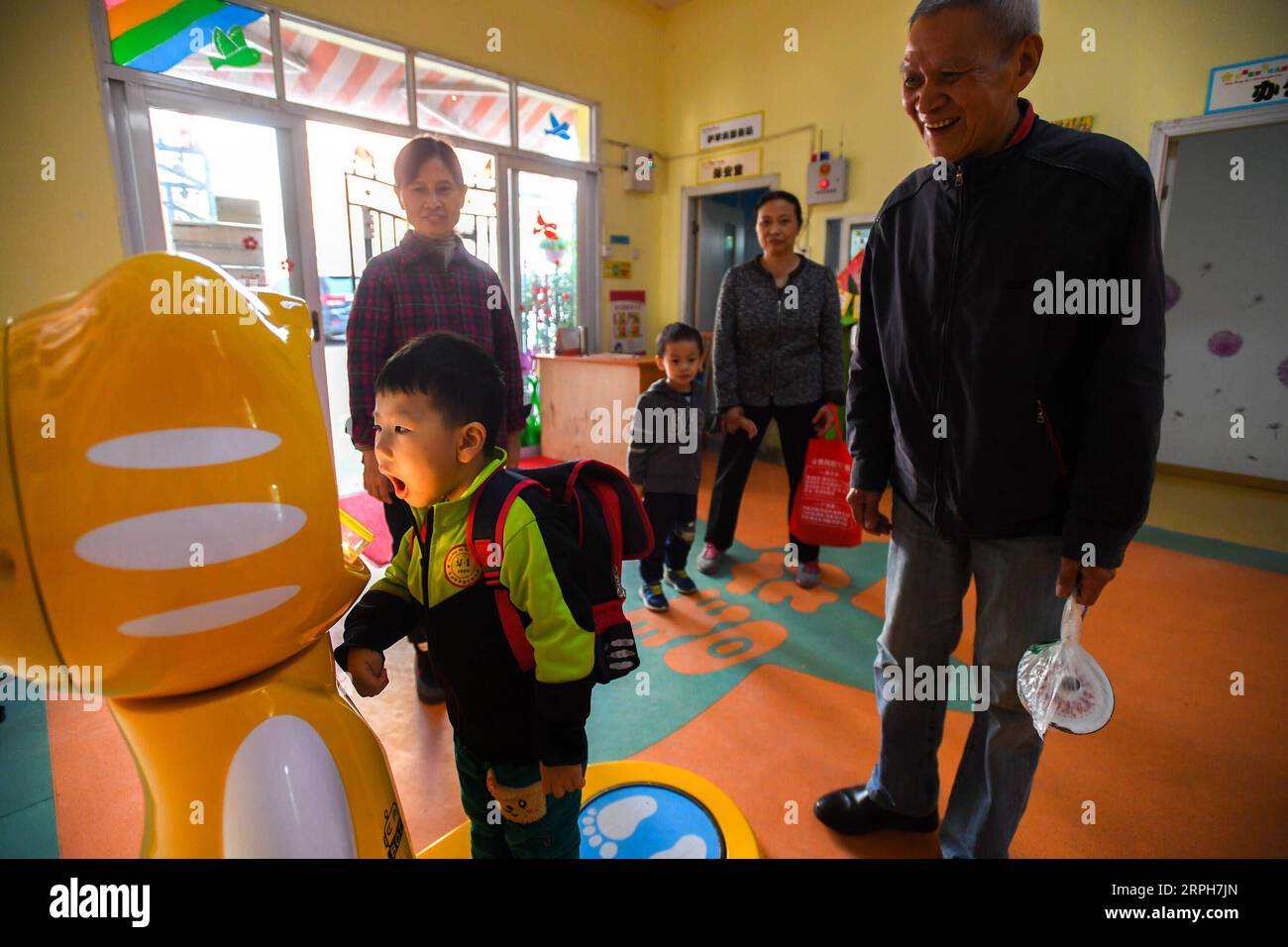 191101 -- CHANGSHA, Nov. 1, 2019 -- A child opens mouth towards a smart ...