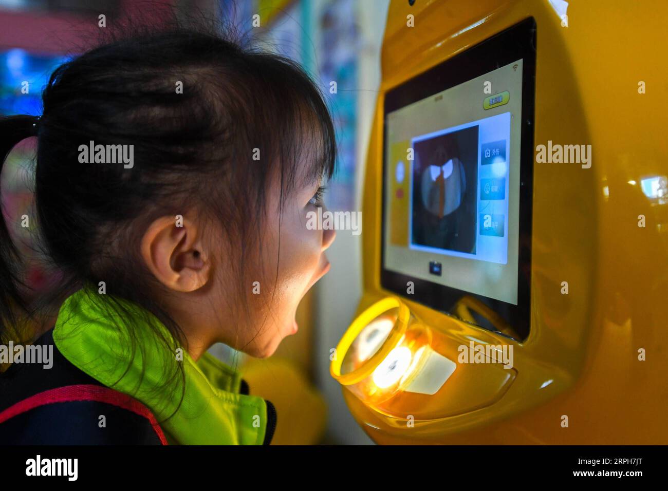 191101 -- CHANGSHA, Nov. 1, 2019 -- A child opens mouth towards a smart ...
