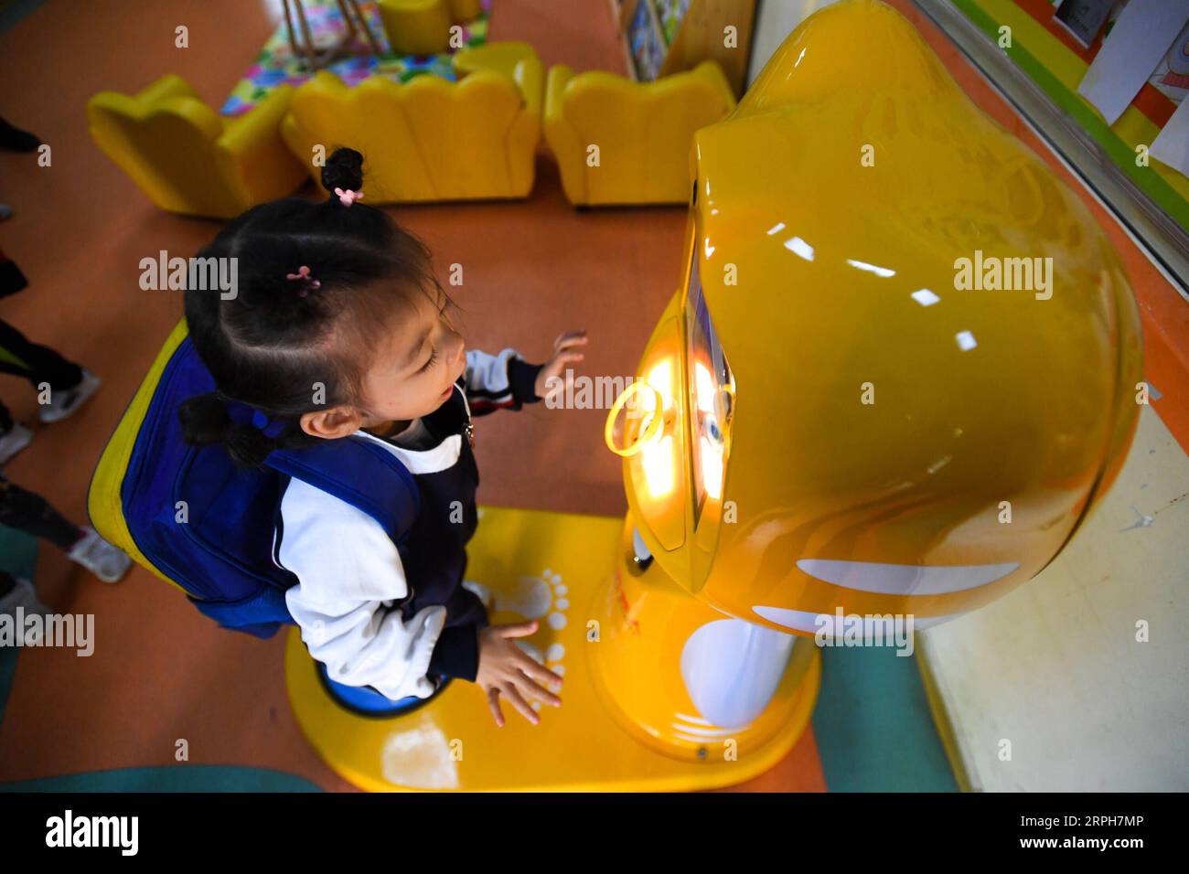 191101 -- CHANGSHA, Nov. 1, 2019 -- A child uses a smart examination ...
