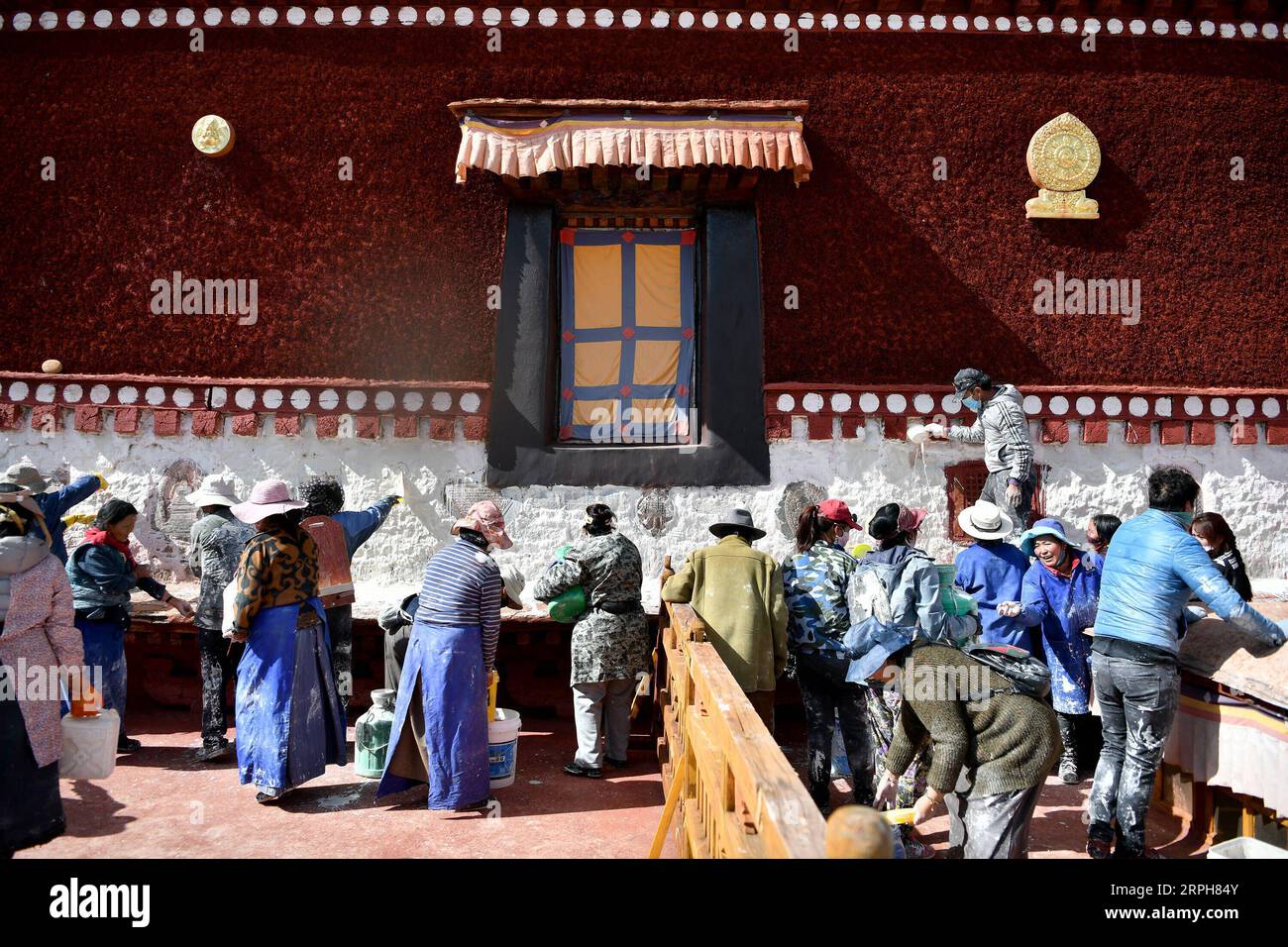 191101 -- LHASA, Nov. 1, 2019 -- Workers paint the wall of the Potala ...