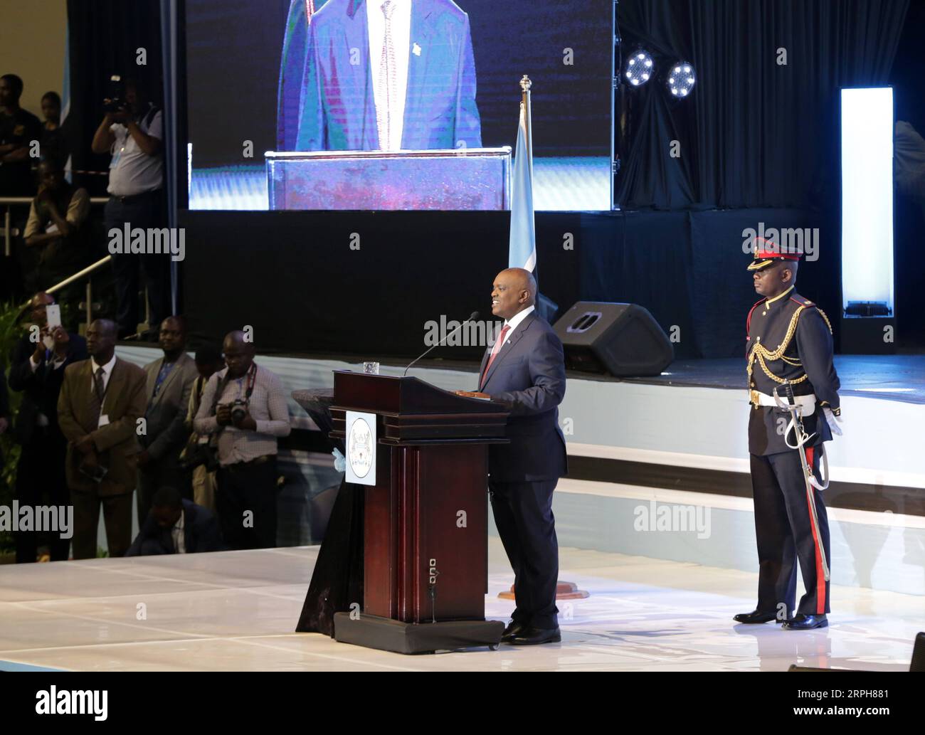 191101 -- GABORONE, Nov. 1, 2019 Xinhua -- Mokgweetsi Masisi speaks at ...
