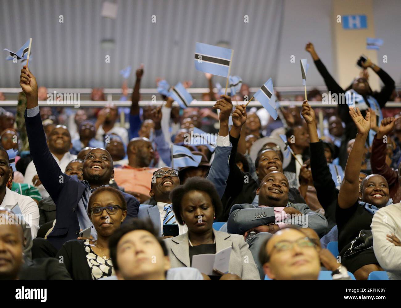 191101 -- GABORONE, Nov. 1, 2019 Xinhua -- People attend the ...