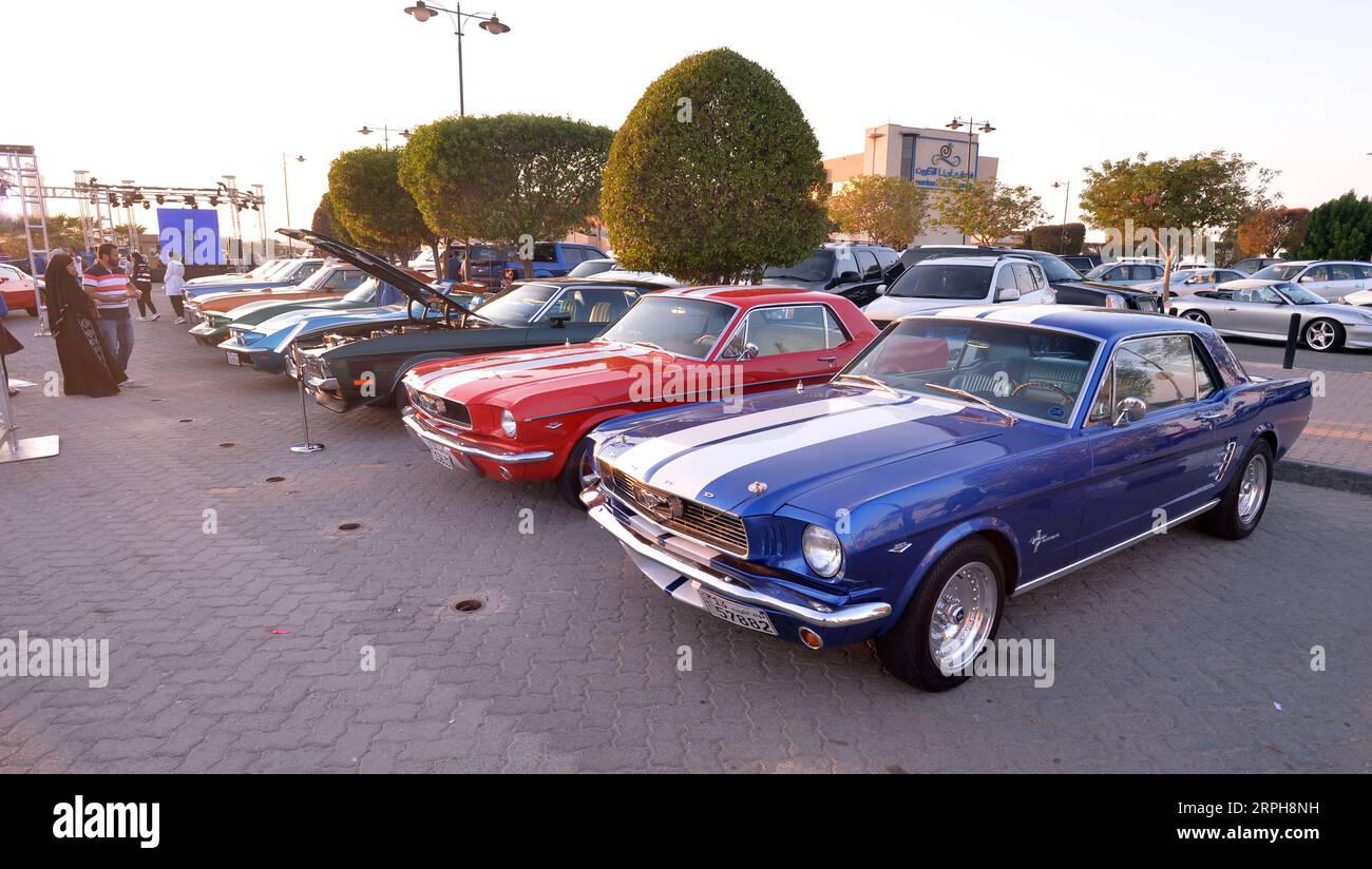191102 -- KUWAIT, Nov. 2, 2019 -- People visit a vintage car show in ...
