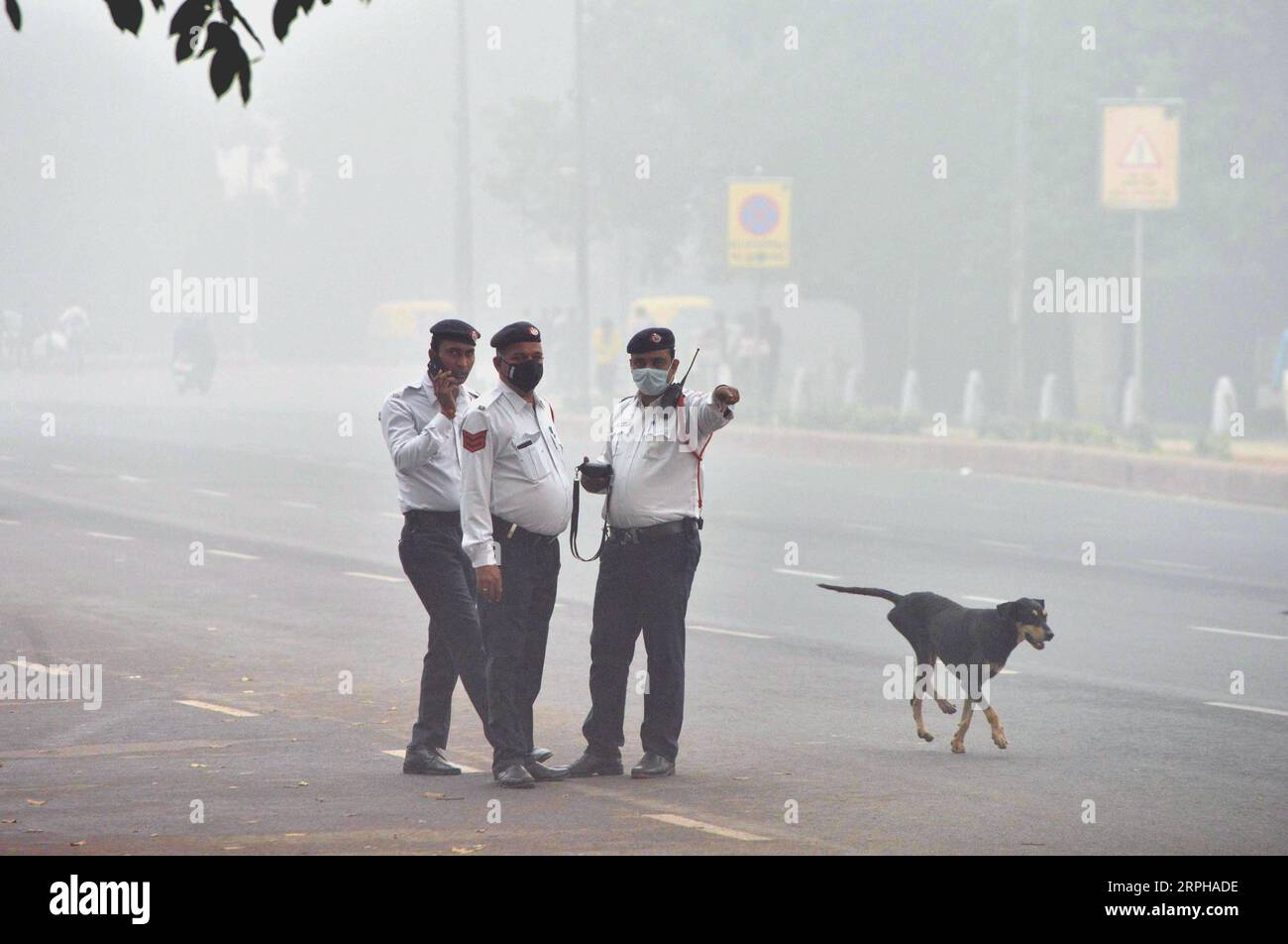 Delhi masks pollution street hi-res stock photography and images - Alamy