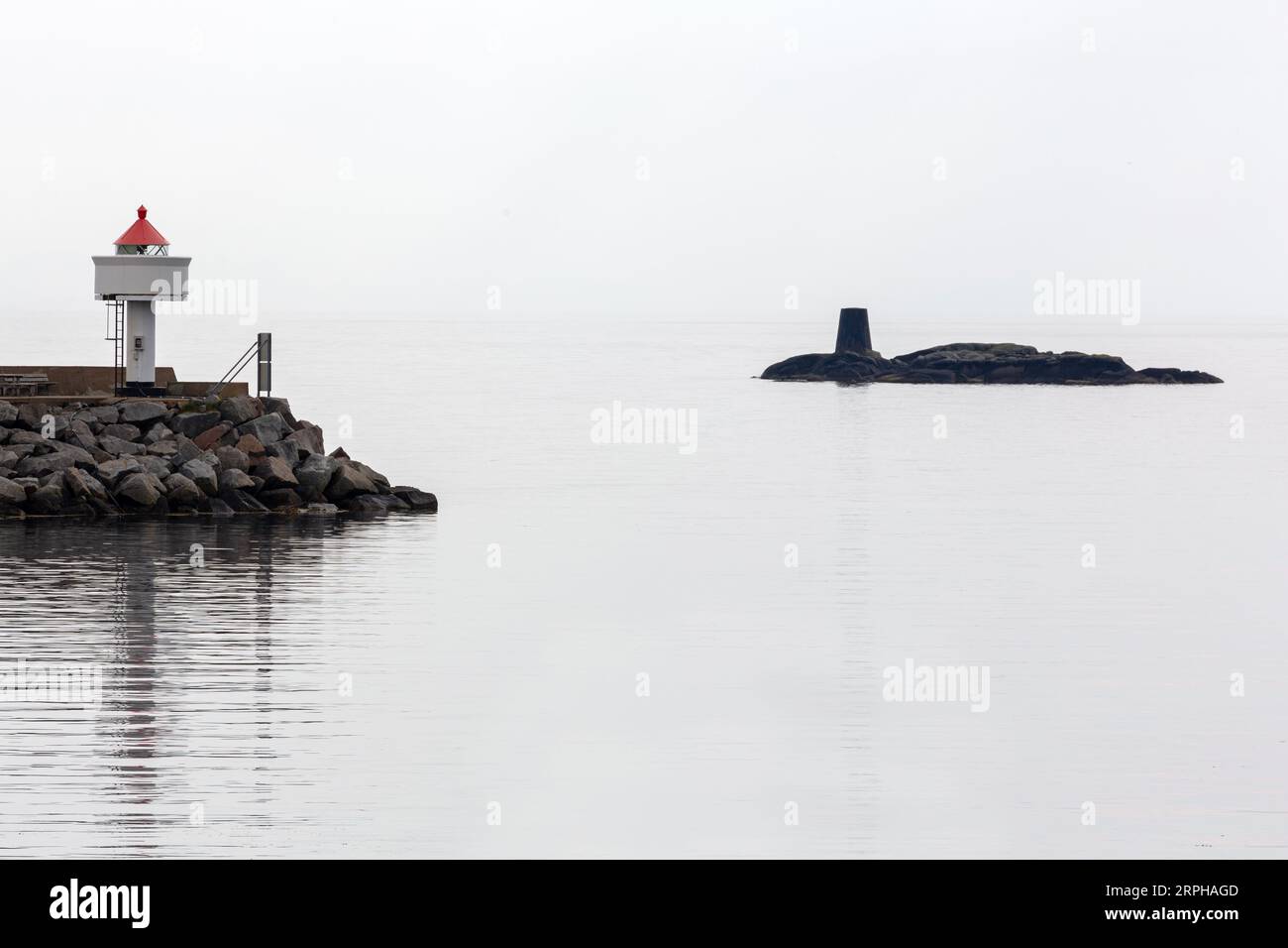Breakwater Lighthouse, Ballstad fishing village, Lofoten Islands ...