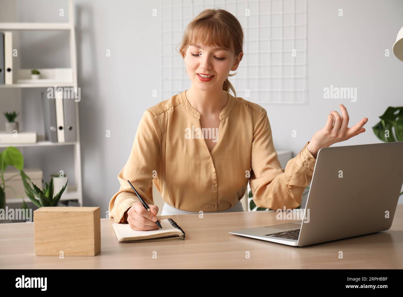 Writing during interview hi-res stock photography and images - Alamy