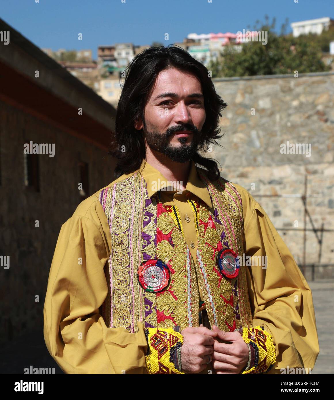 191105 -- KABUL, Nov. 5, 2019 -- A model poses for photos after ...