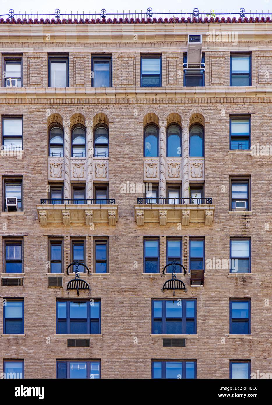 Upper East Side: 60 East 96th Street, designed by Emery Roth, was built ...