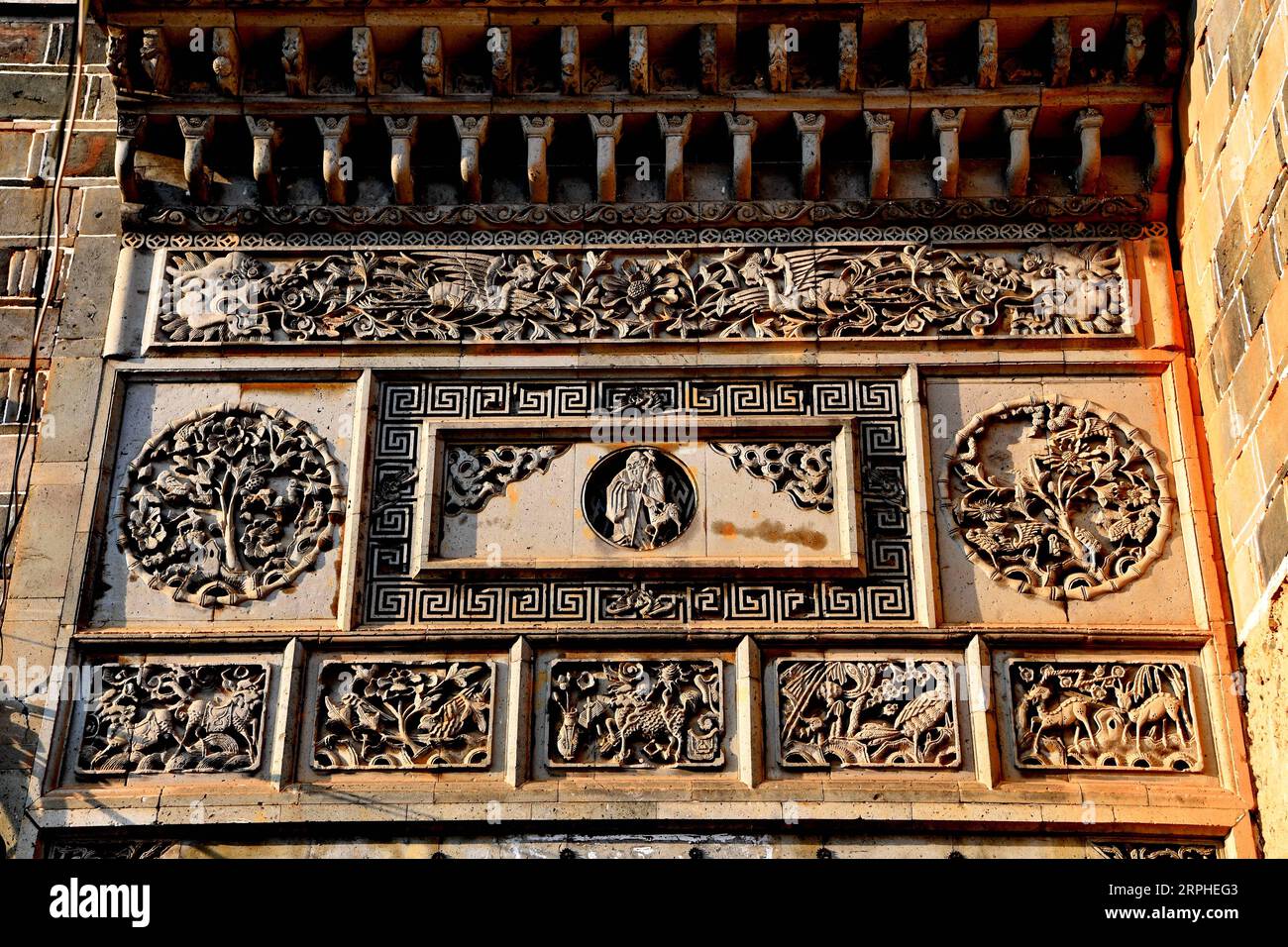 191106 -- WUYISHAN, Nov. 6, 2019 -- Photo taken on Nov. 5, 2019 shows ...