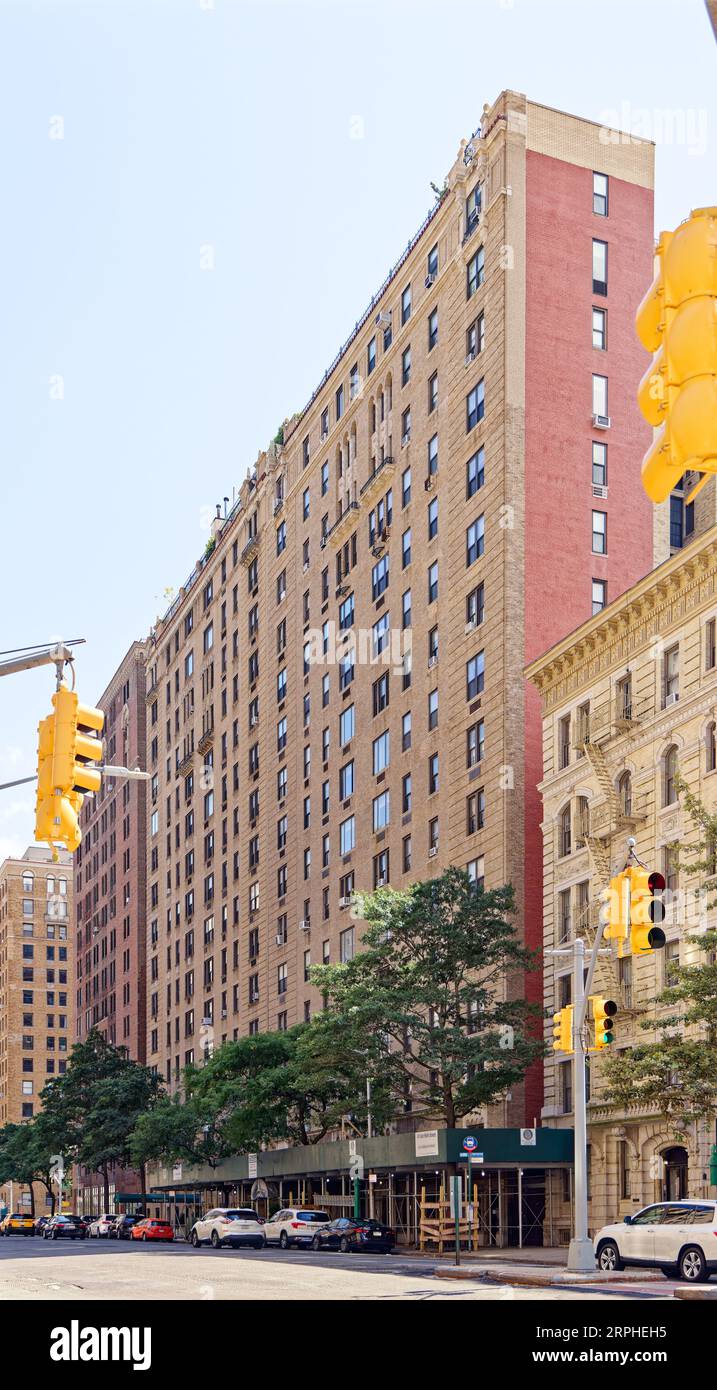 Upper East Side: 60 East 96th Street, designed by Emery Roth, was built ...