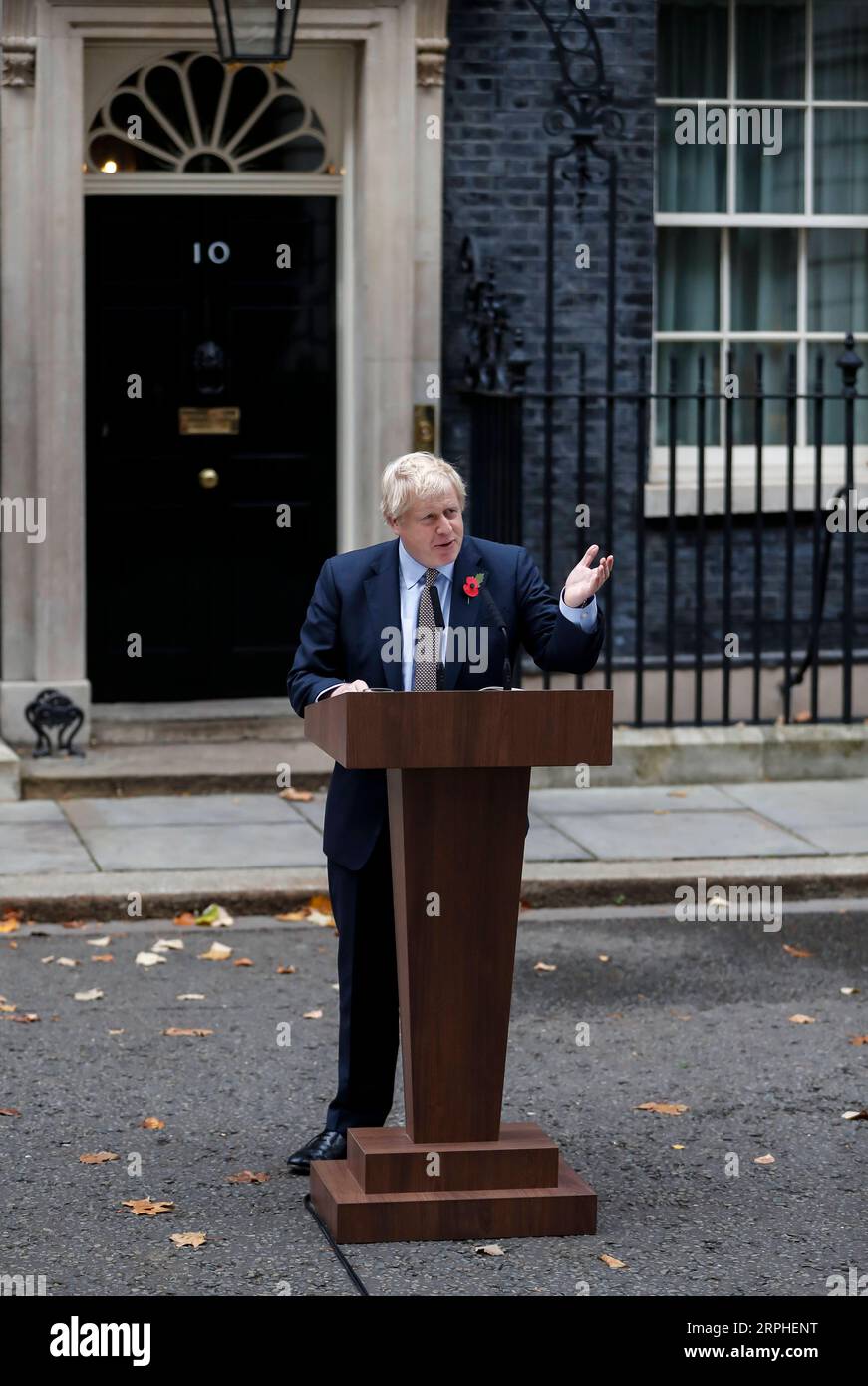 Prime minister boris johnson makes a statement in downing street hi-res ...