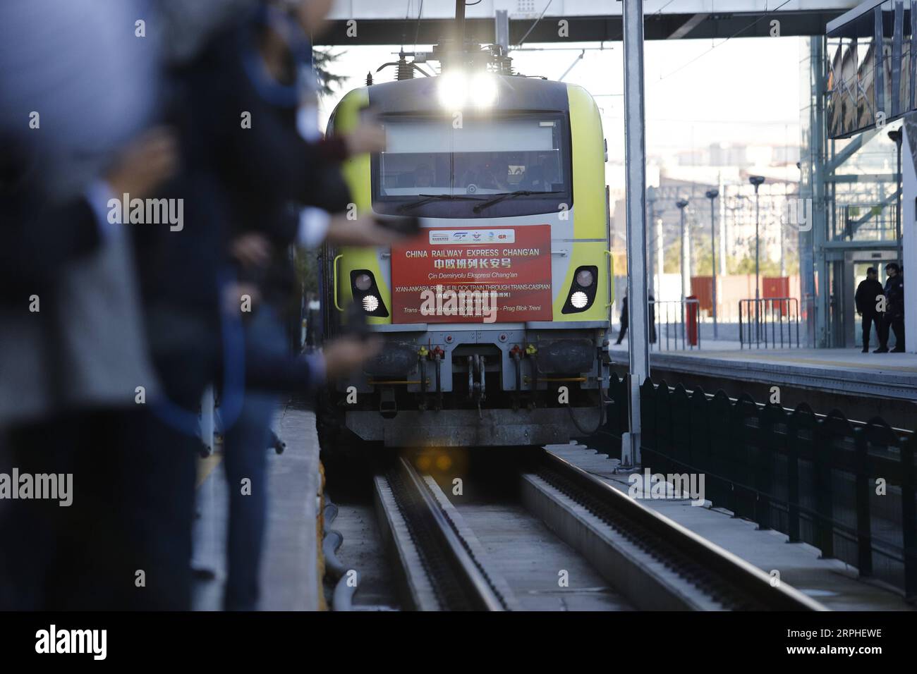 191106 -- ANKARA, Nov. 6, 2019 Xinhua -- People welcome the first China ...