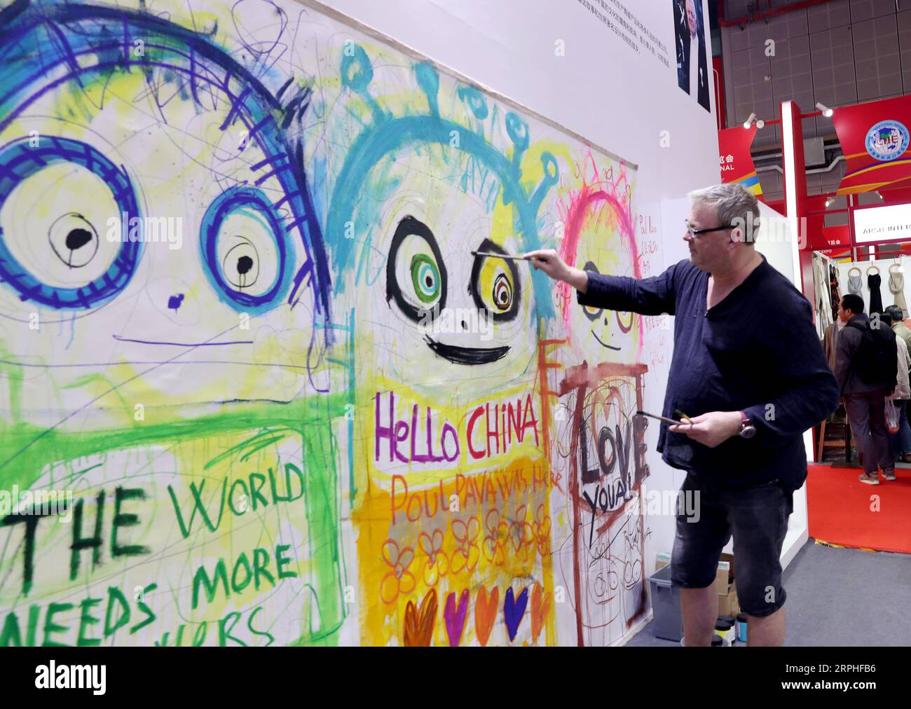 191107 -- SHANGHAI, Nov. 7, 2019 -- Danish artist Poul Pava gives final ...