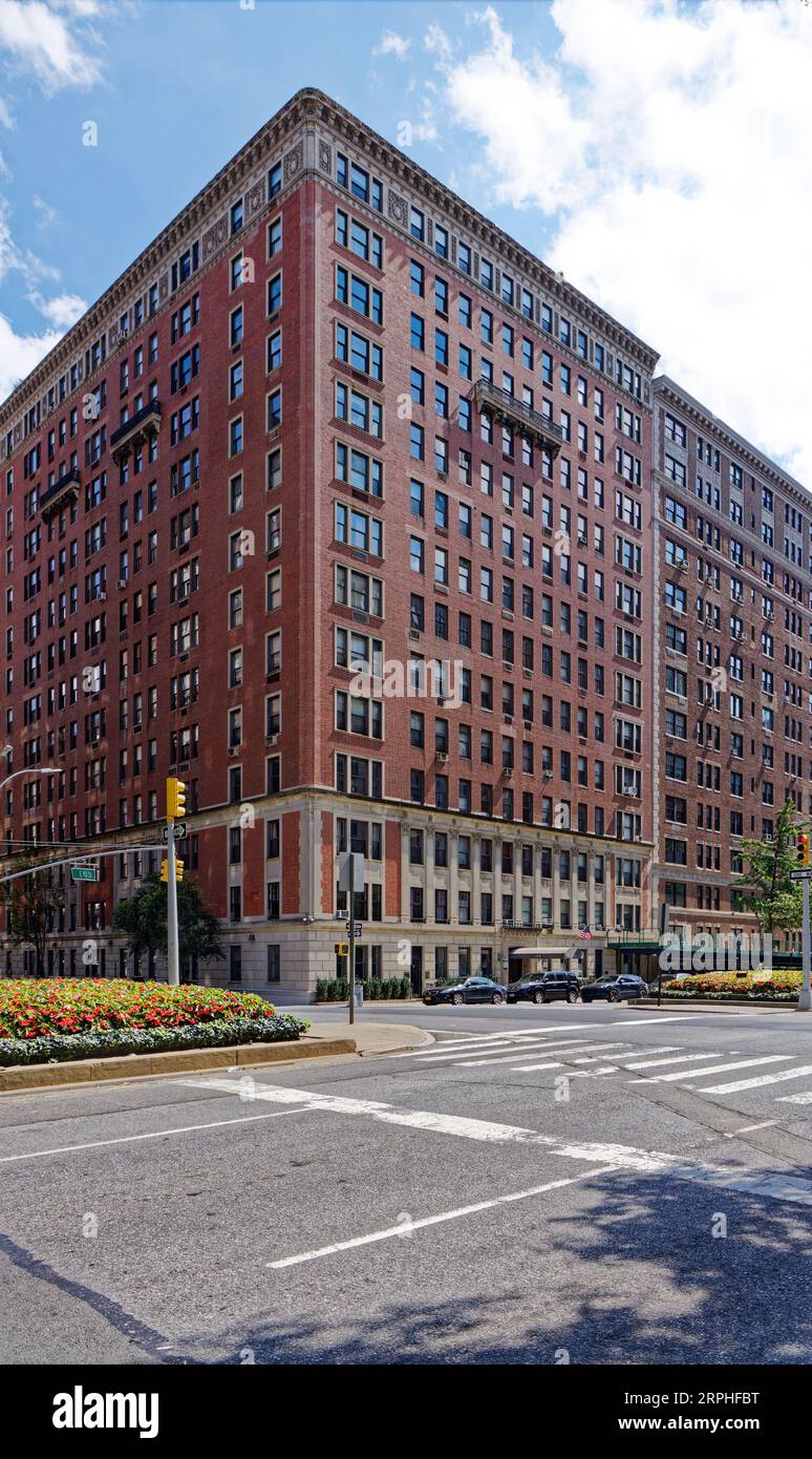 Upper East Side: Emery Roth designed 1175 Park Avenue in neo ...