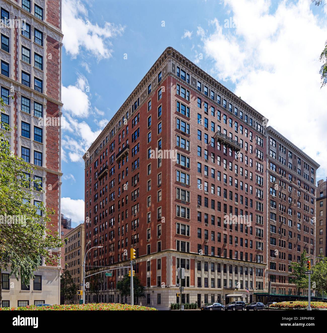 Upper East Side: Emery Roth designed 1175 Park Avenue in neo ...