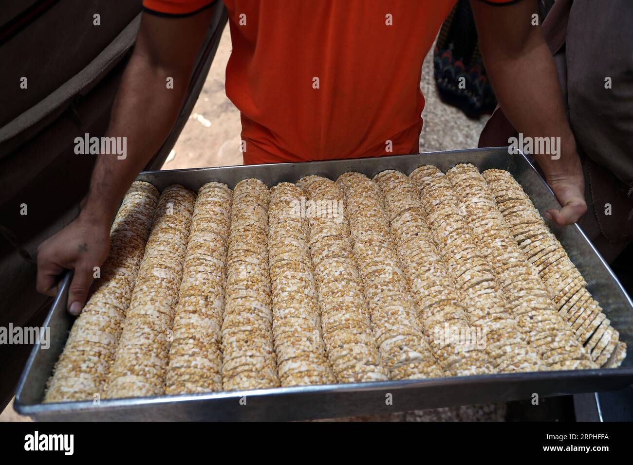 191107 -- TANTA, Nov. 7, 2019 -- A man holds a plate of traditional ...