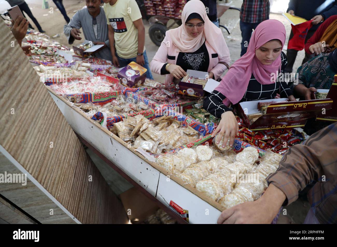 191107 -- TANTA, Nov. 7, 2019 -- People buy traditional candies in a ...