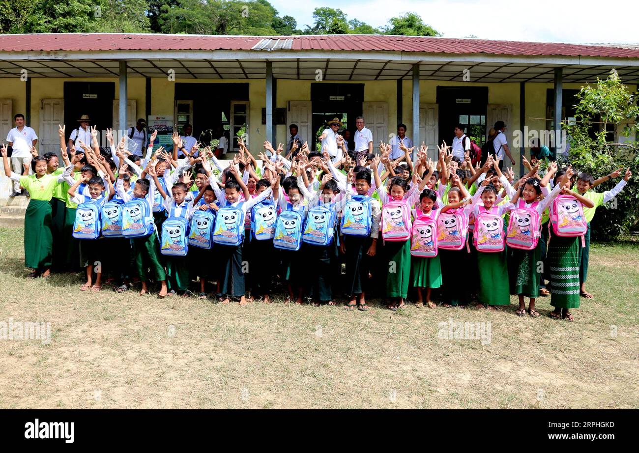 School bag images photo hi-res stock photography and images - Alamy