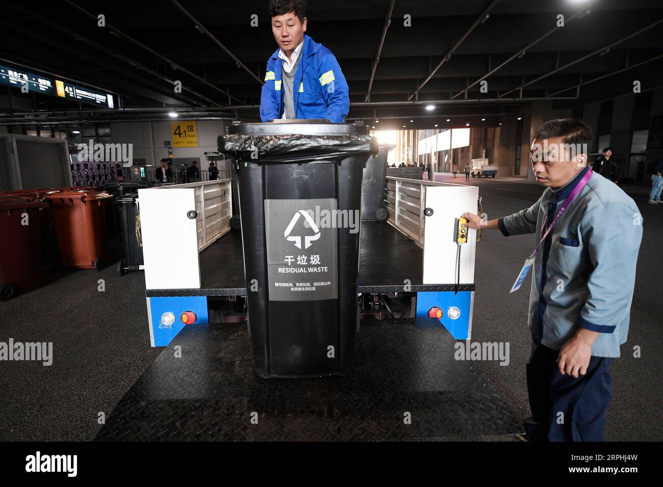191110 -- SHANGHAI, Nov. 10, 2019 -- Staff members transport garbage at ...