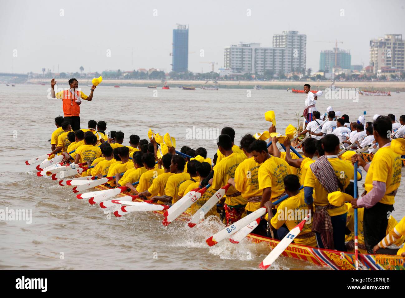 191110 -- PHNOM PENH, Nov. 10, 2019 Xinhua -- Boat racers take part in ...