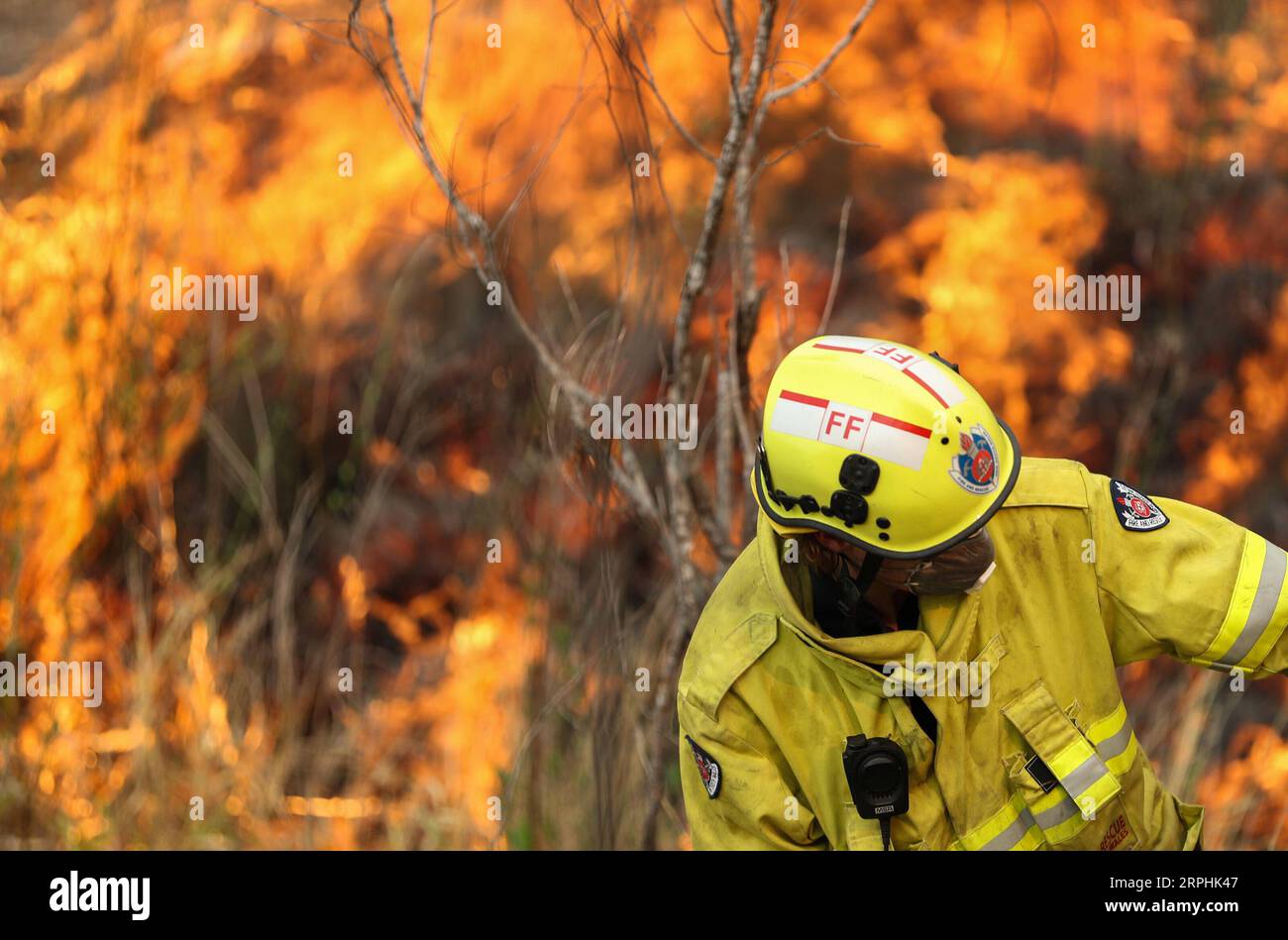 Australian bushfire firefighter hi-res stock photography and images - Alamy