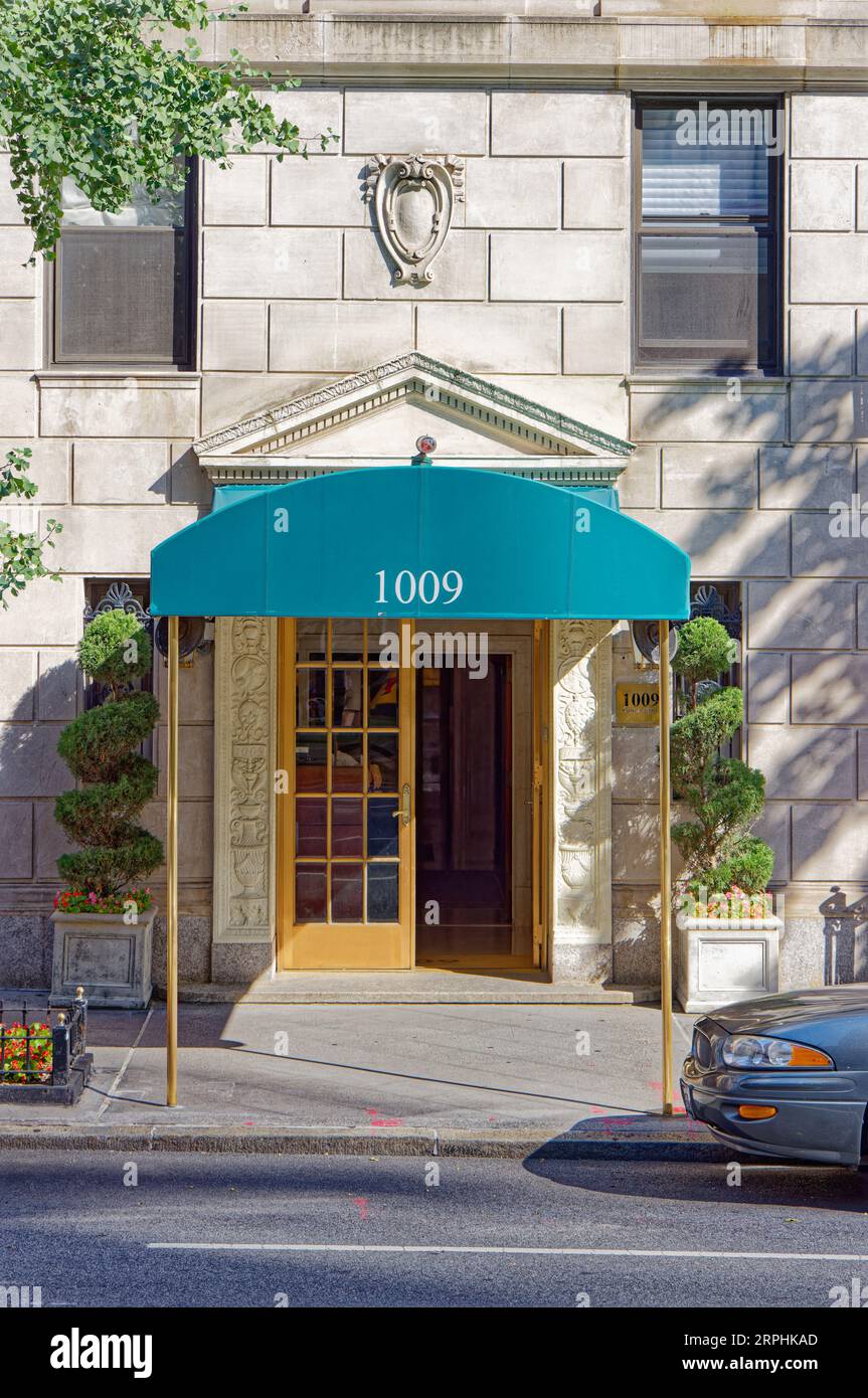 Upper East Side: Emery Roth designed 1009 Park Avenue in Colonial ...