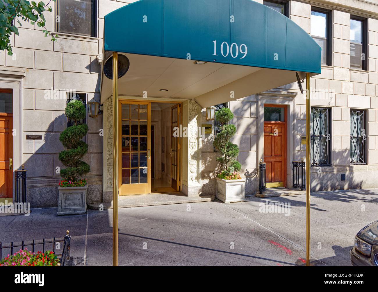 Upper East Side: Emery Roth designed 1009 Park Avenue in Colonial ...