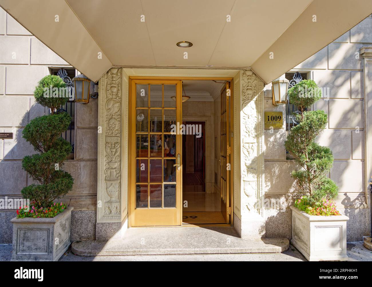 Upper East Side: Emery Roth designed 1009 Park Avenue in Colonial ...